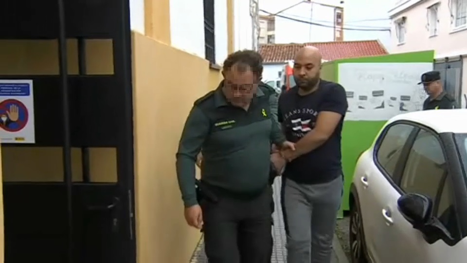 Prisión provisional, comunicada y sin fianza, para el autor confeso de matar a su mujer en ...