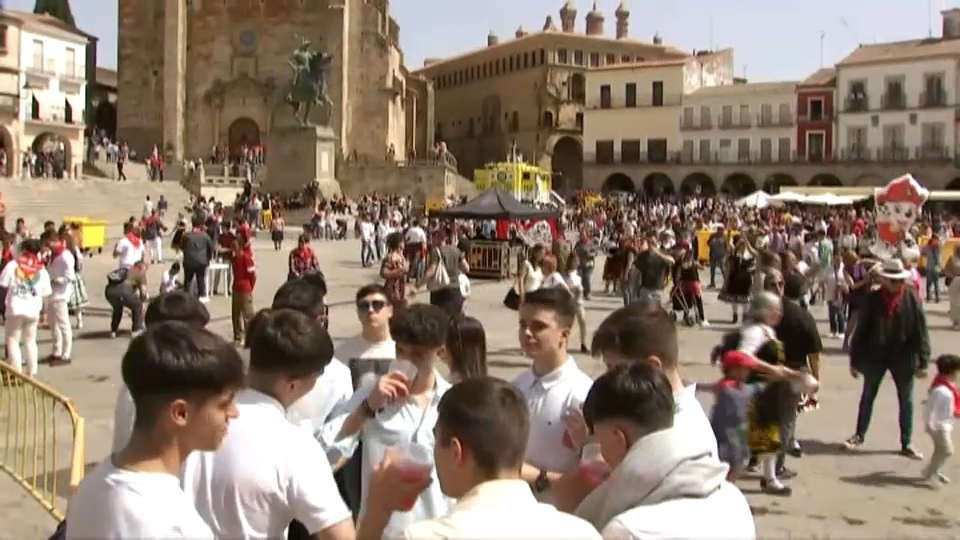 La Plaza Mayor de Trujillo celebra un año más "El Chíviri" con gran afluencia de público