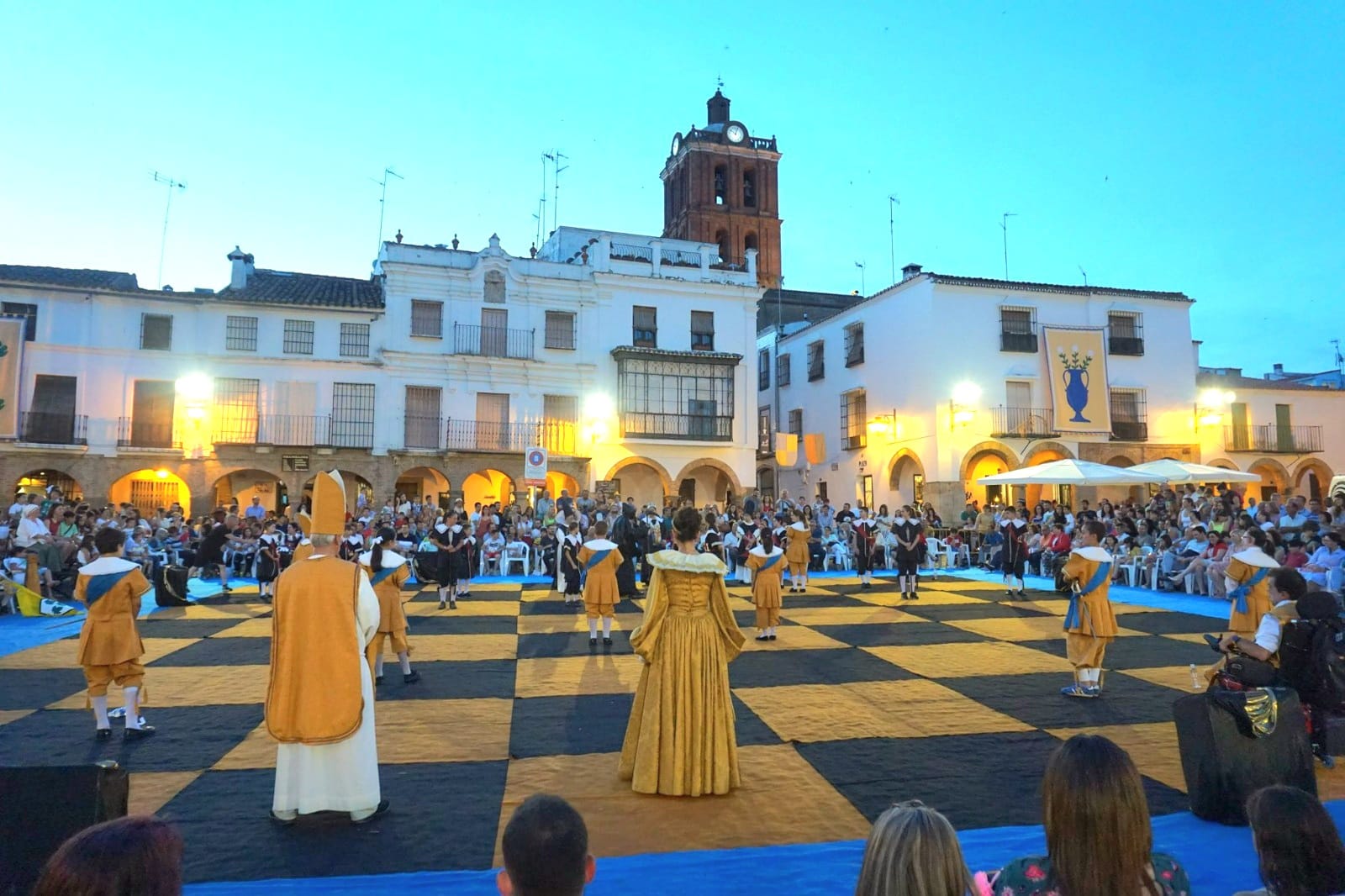 Zafra revive el Siglo de Oro bajo el influjo de La Luna al Fuego ...