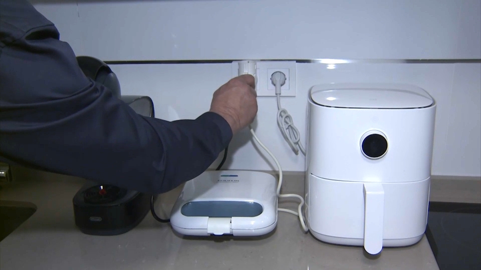 Elegir bien una regleta puede evitar riesgos eléctricos en casa | Canal ...