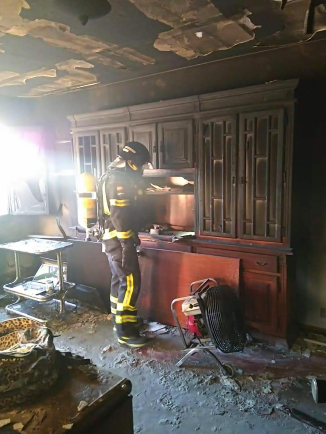 2 jóvenes rescatadas en un incendio doméstico en Azuaga | Canal Extremadura