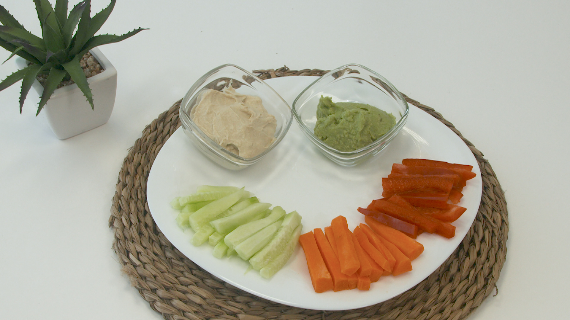 Hummus, guacamole y verduras crudas. Hoy preparamos un snack muy ...