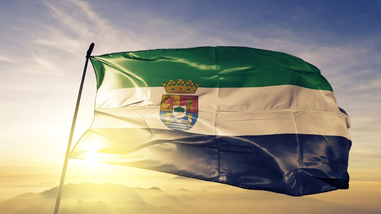 ¿Qué simbolizan los tres colores de la bandera de Extremadura? | Canal ...
