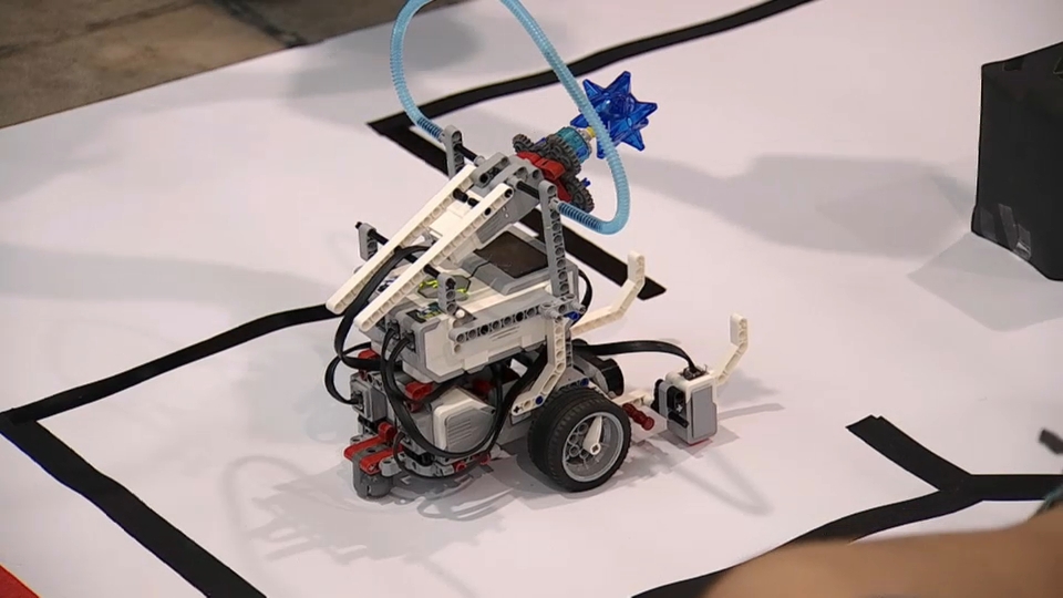 Seis mayores interactúan con un robot extremeño como terapia cognitiva ...