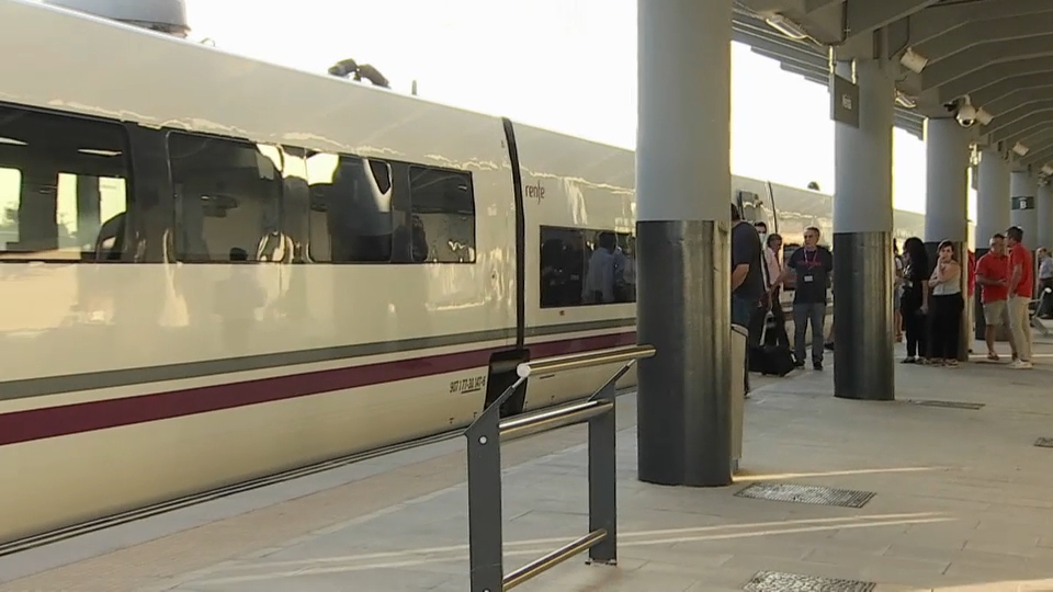 Renfe achaca a una "anomalía" en el tren Alvia los retrasos y reduce un ...