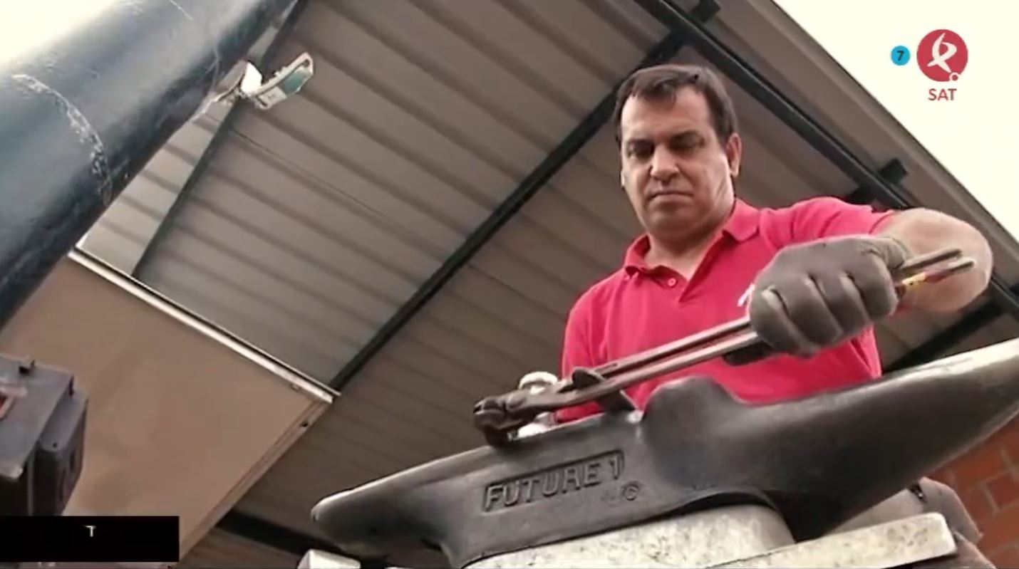 El laborioso trabajo del herrador para poner a punto a los caballos ...