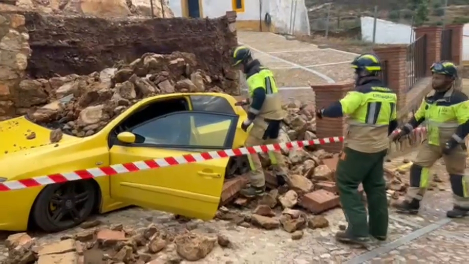 Un coche, aplastado en Hornachos por un muro que se derrumbó a causa de ...