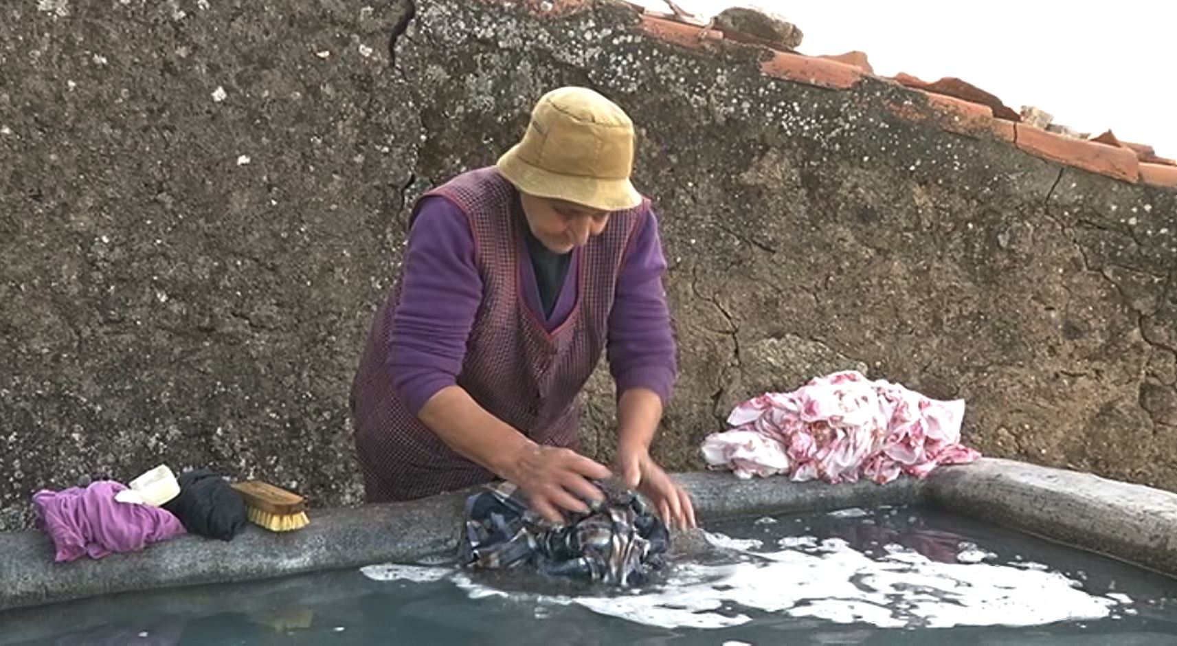 Estas mujeres santibañejas siguen lavando la ropa a mano | Canal ...