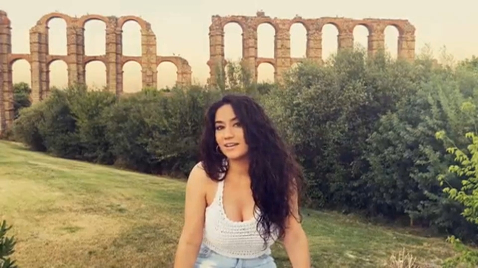 Carolina Fernández, 'La Chispa', preparada para ver los Grammy Latino | Canal Extremadura