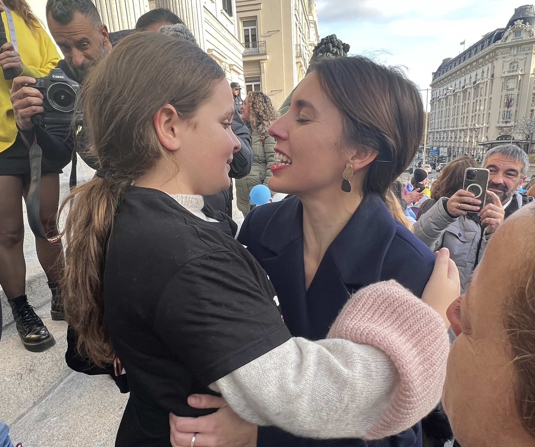 Elsa, la joven transexual de Arroyo de San Serván, celebra con la ...