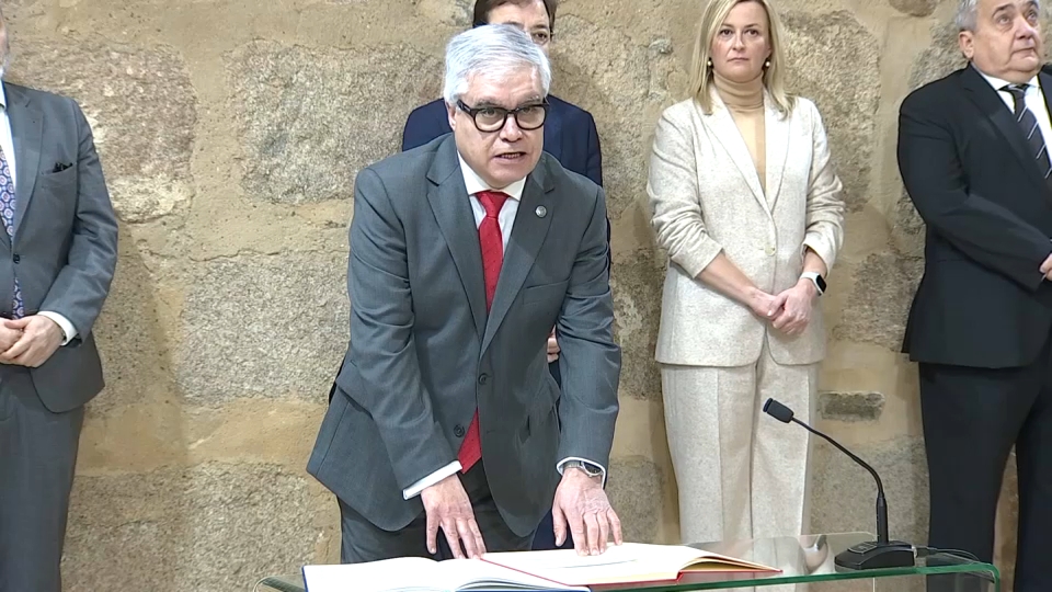 Pedro Fernández toma posesión como rector de la UEx