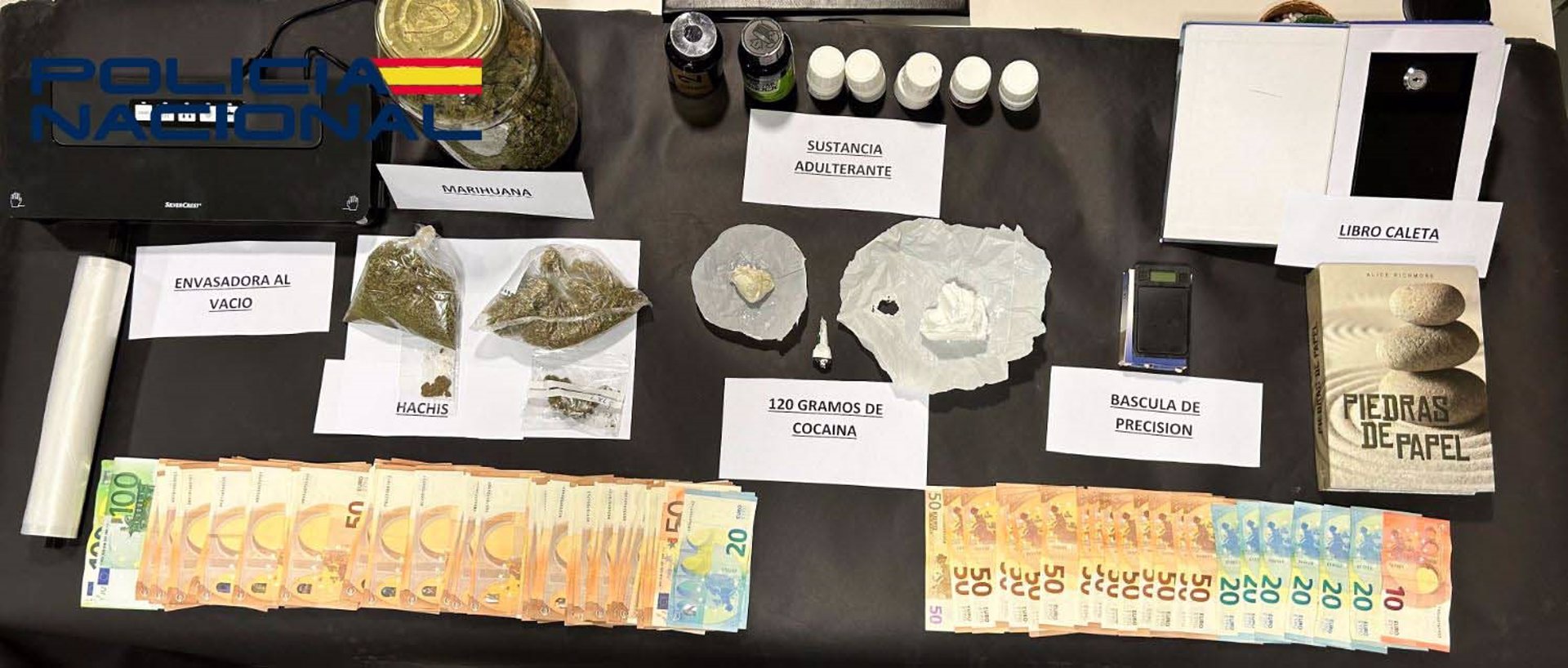 Detenidos en Cáceres por traficar con droga oculta en libros | Canal ...