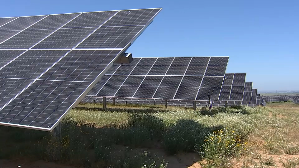 Inaugurada una nueva planta solar de 50 megavatios en Badajoz | Canal ...