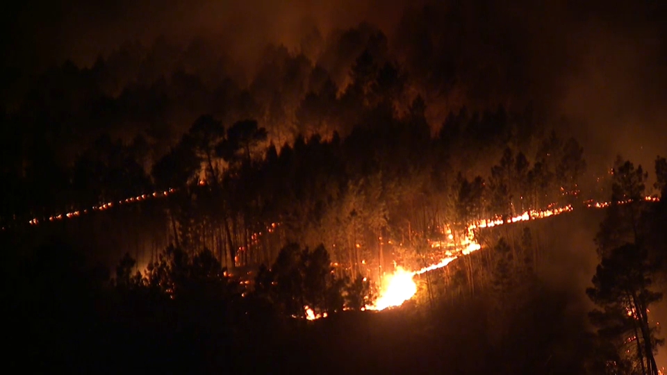 El incendio en Las Hurdes sigue fuera de control y se han evacuado a ...