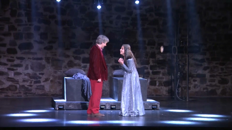 Romeo y Julieta... Jesús Noguero y Ana Belén... despiertan en Cáceres