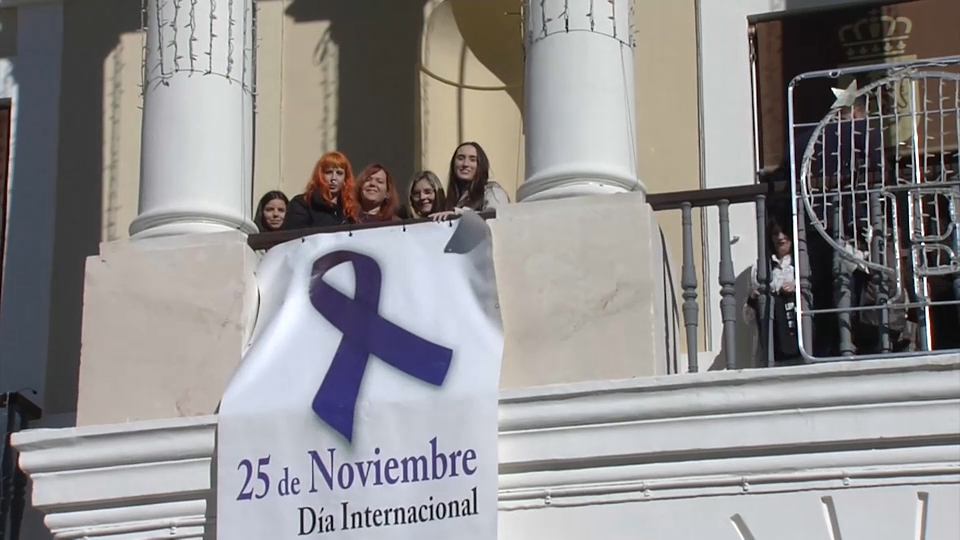 Badajoz despliega un lazo violeta en su ayuntamiento | Canal Extremadura