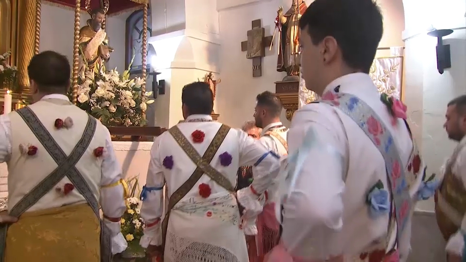 Ambiente festivo con los Danzantes de Peloche y el Torcido del Cordón ...