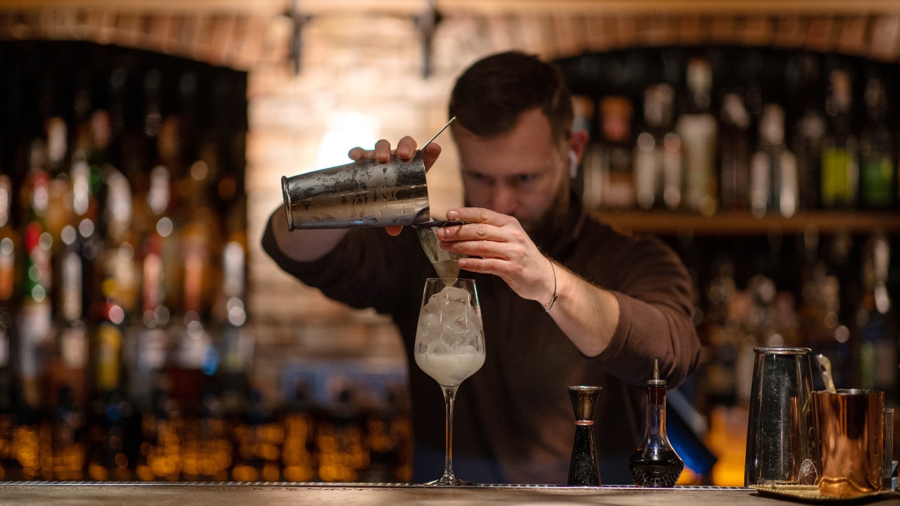 La hipótesis del mono borracho explica por qué toleramos el alcohol ...