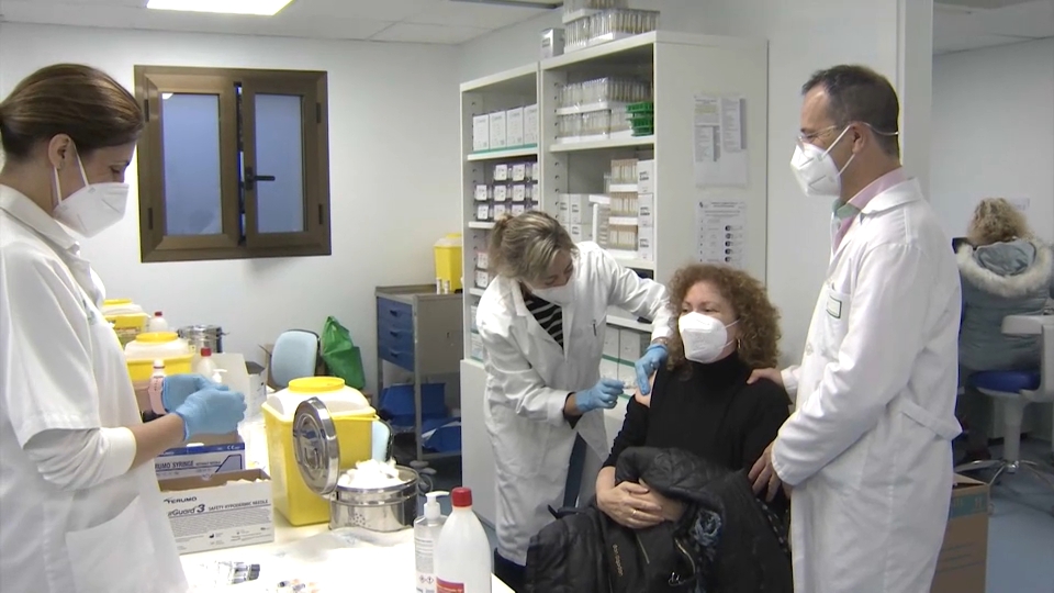 El SES inocula 1.549 vacunas en la primera jornada extraordinaria contra gripe y covid