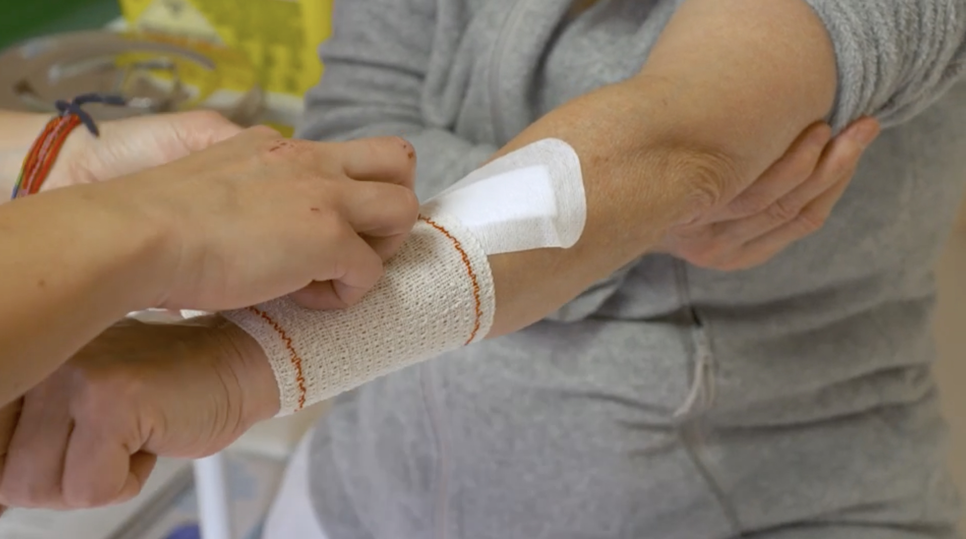 ¿Cómo hacer un vendaje para cortar una hemorragia? | Canal Extremadura