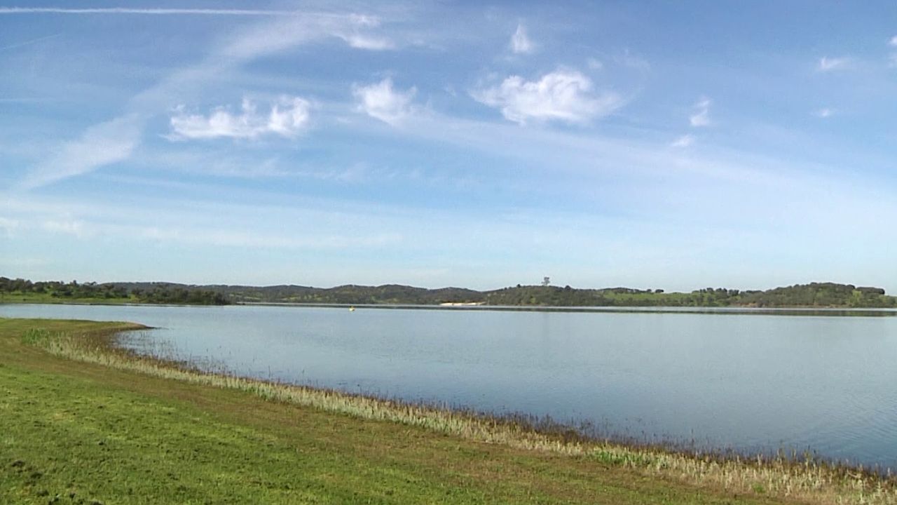 La playa de Cheles se moderniza | Canal Extremadura